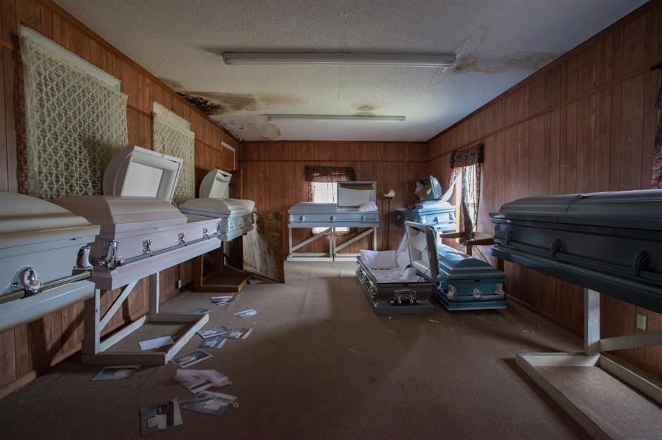 Discover The Grisly Secrets Of This Abandoned Alabama Mansion 