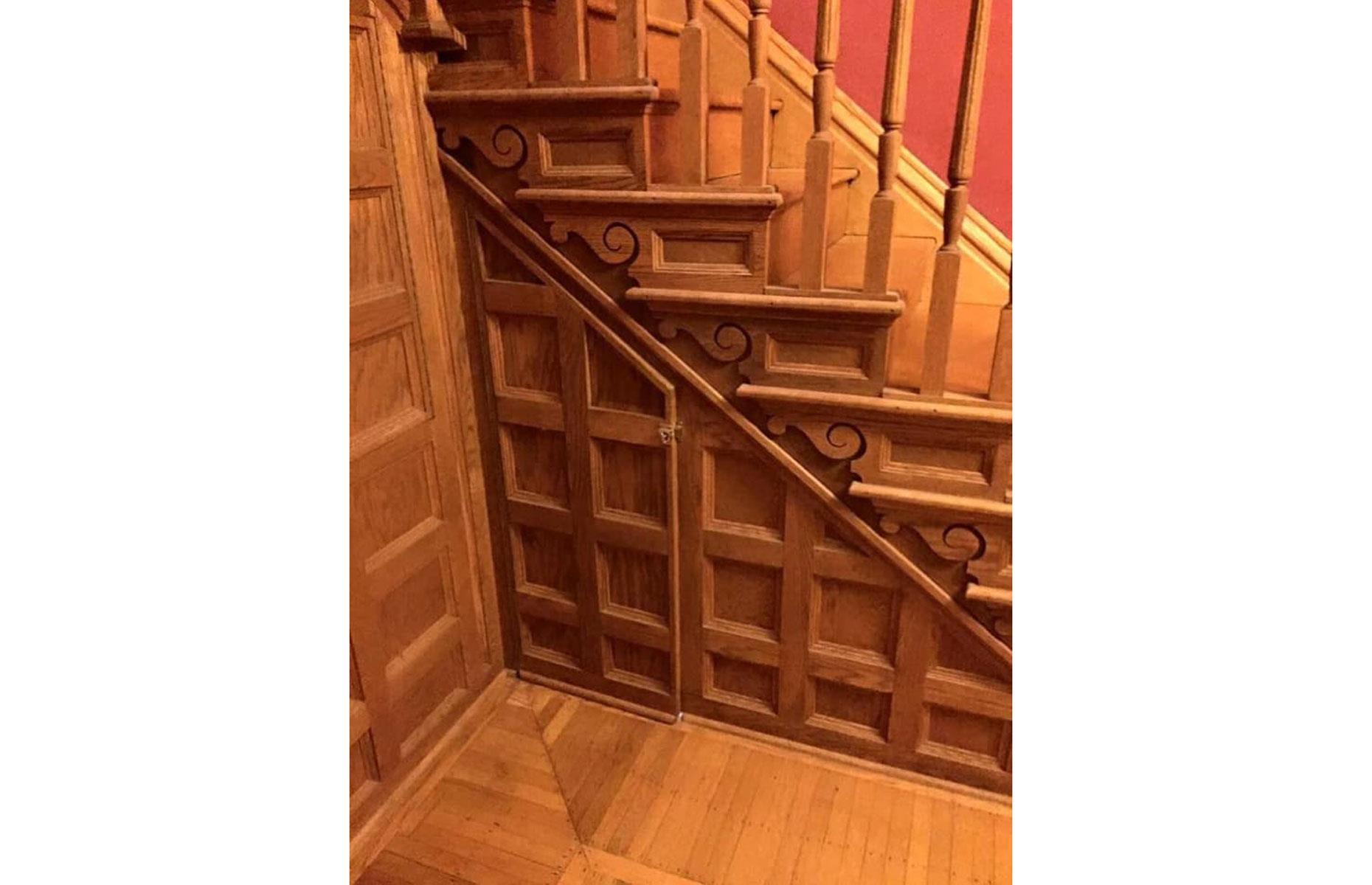 This woman found a 1950's bomb shelter down a secret manhole (copy ...