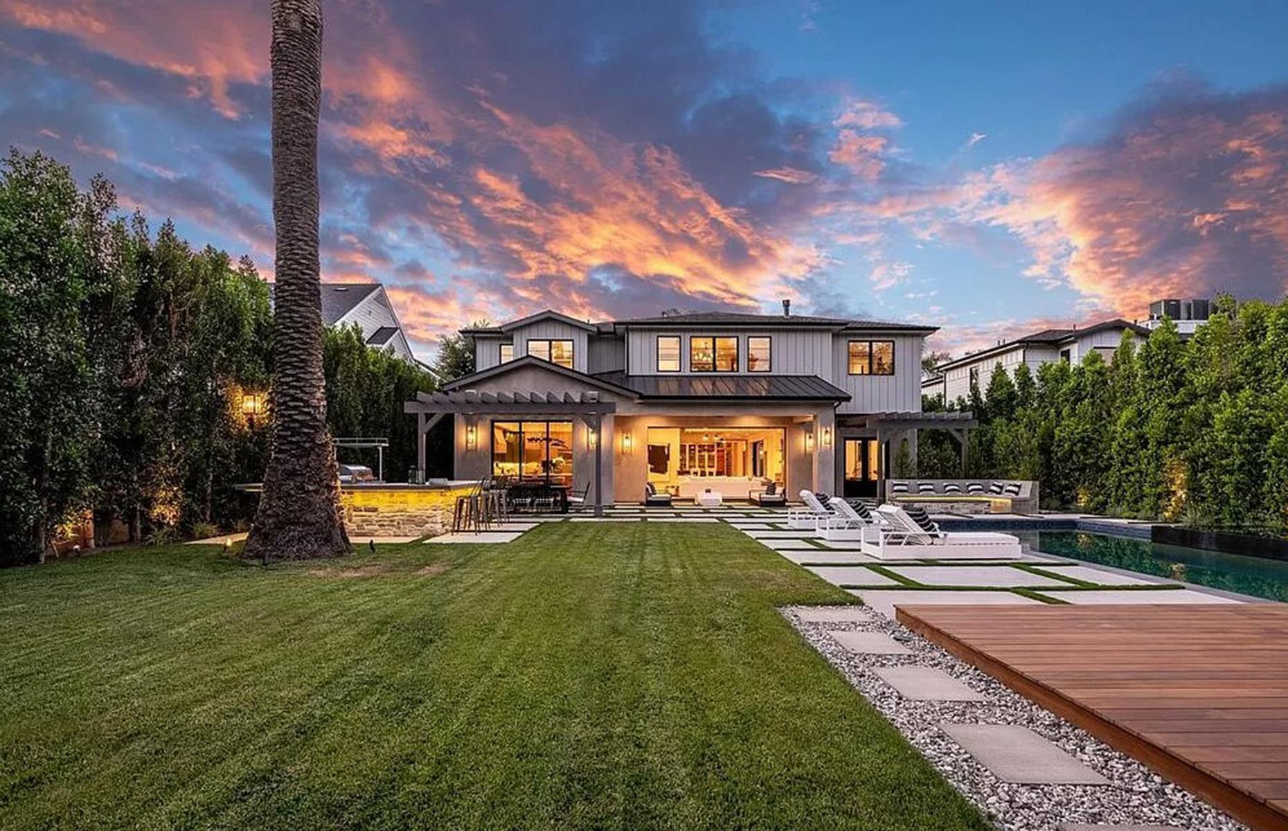 Step inside Demi Lovato's stunning LA mansion | lovemoney.com