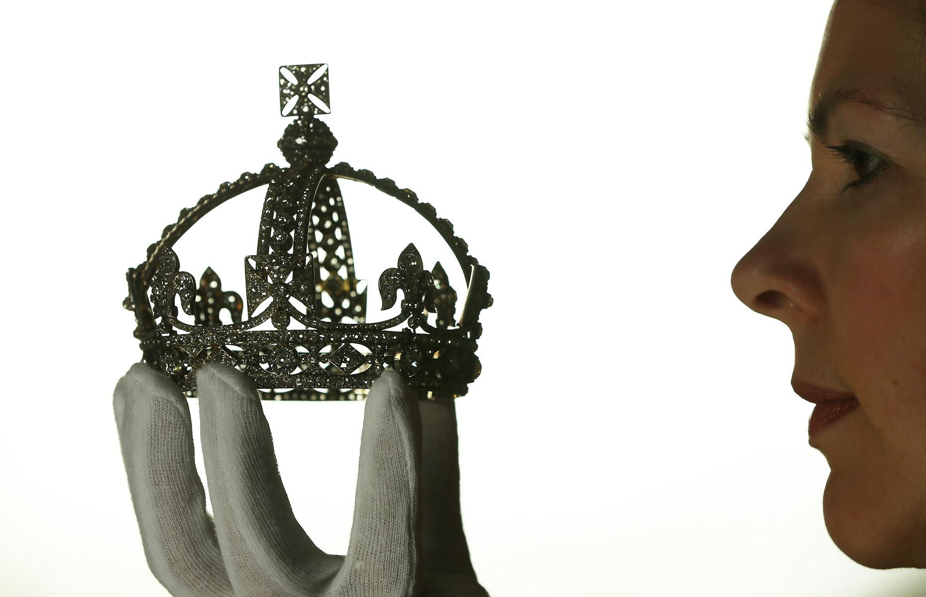 Revealed: the stunning treasures owned by the royal family | lovemoney.com
