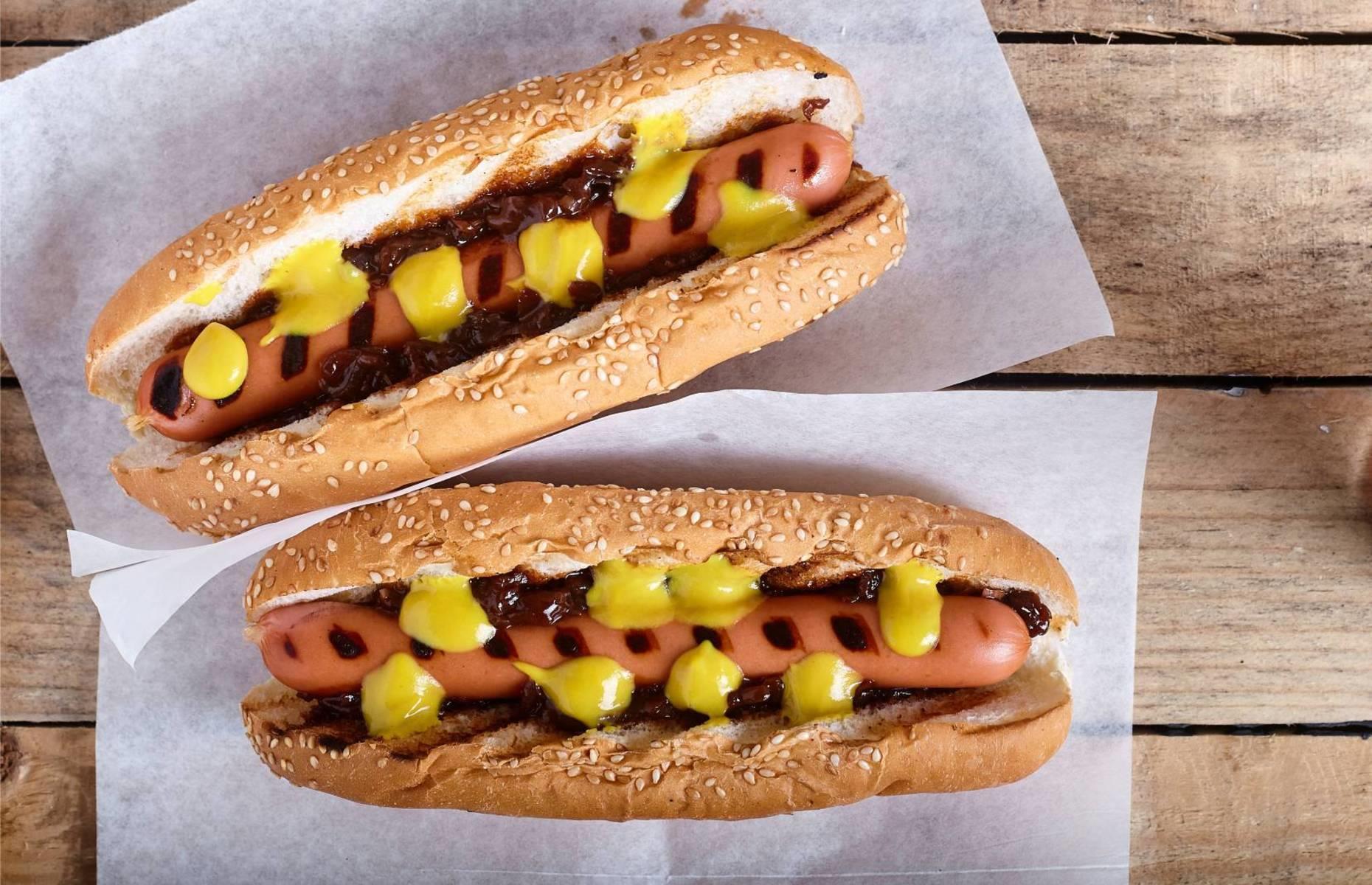 Why hot dogs are served in buns and more amazing facts about US foods ...