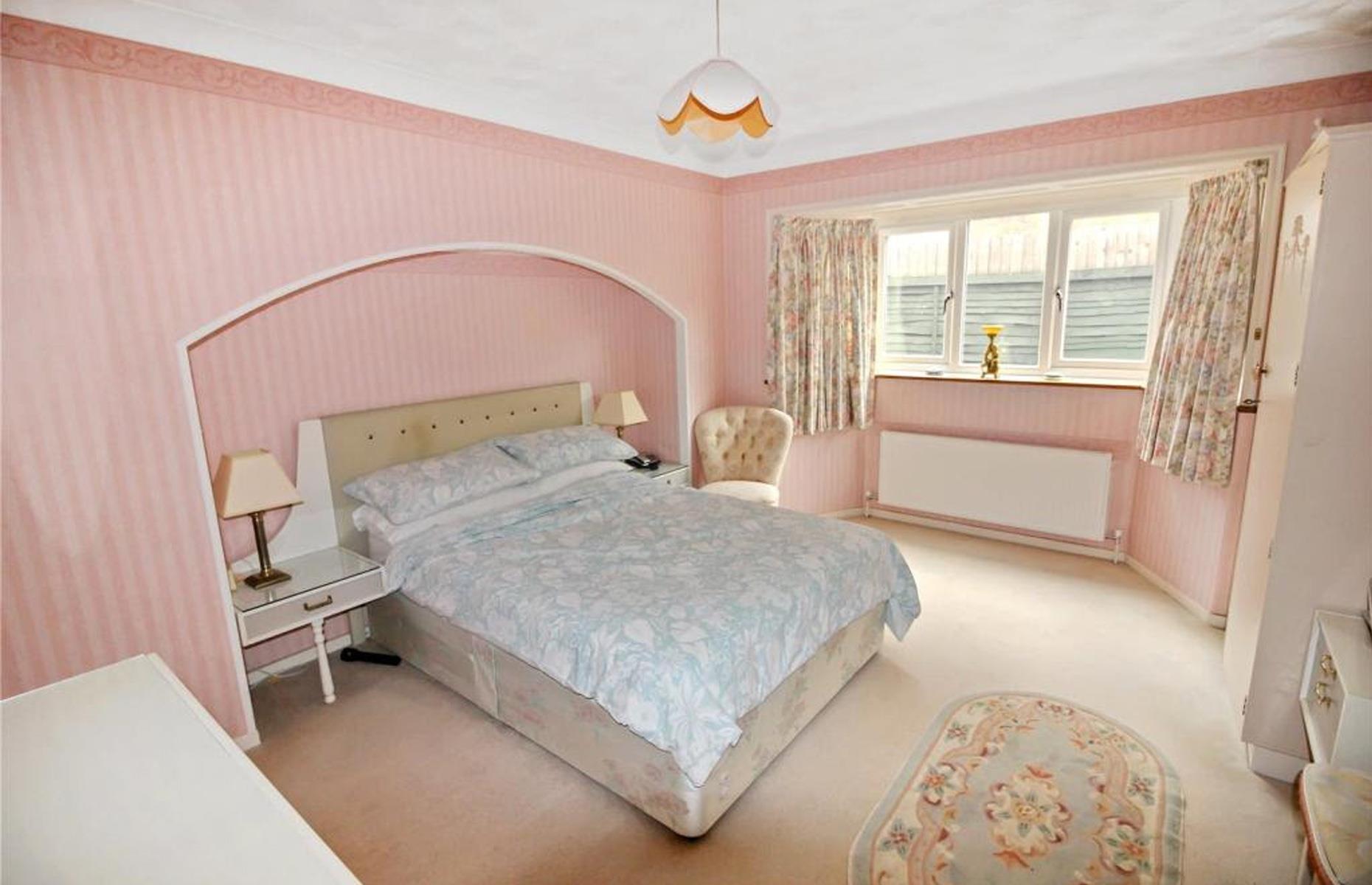 Remember 80s decorating? Iconic 1980s interior designs and home accessories | lovemoney.com