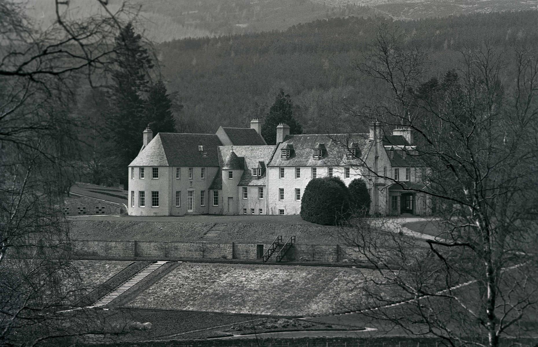 Inside the British royal family’s private homes | lovemoney.com