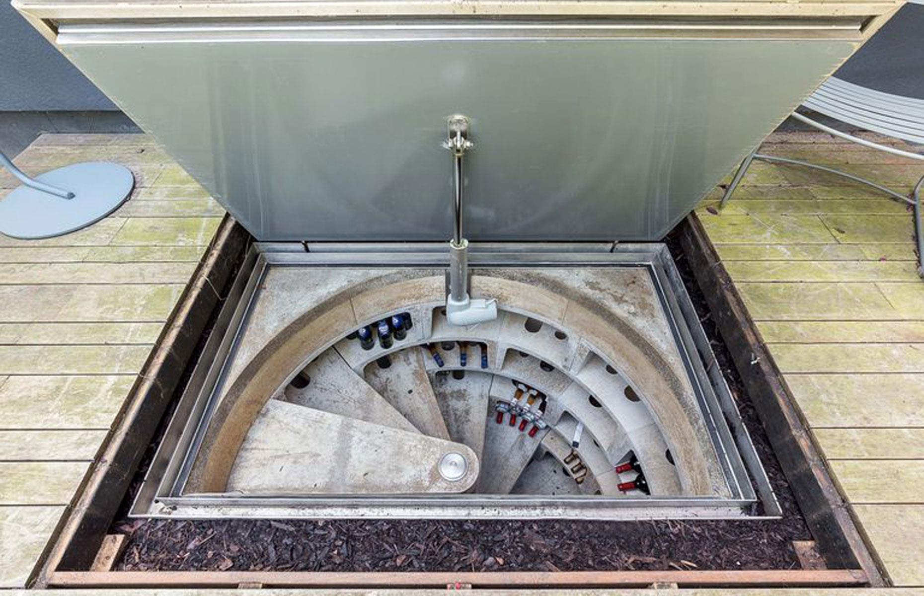 This woman found a 1950's bomb shelter down a secret manhole (copy ...