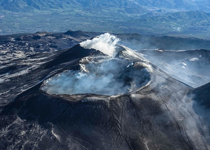Jaw-dropping active volcanoes around the world | loveexploring.com