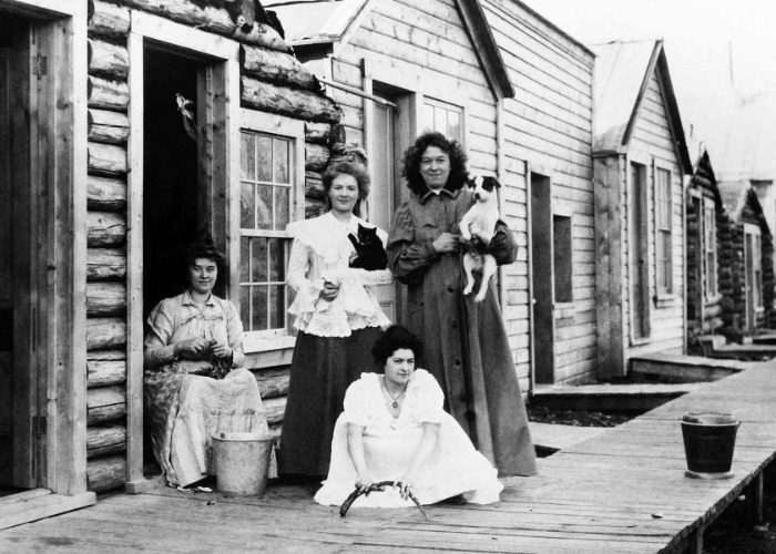 Amazing archive photos show Canadian homes through history | lovemoney.com