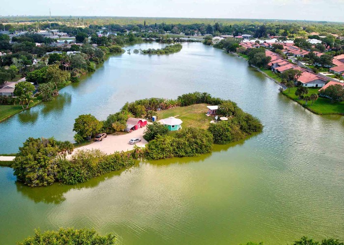 This couple built their own tiny house island | loveproperty.com