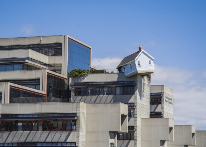 10 maisons incroyables posées sur des toits – et elles existent ...