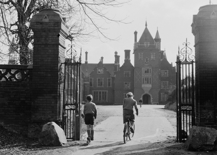Vintage photos show life in Britain's grandest stately homes ...