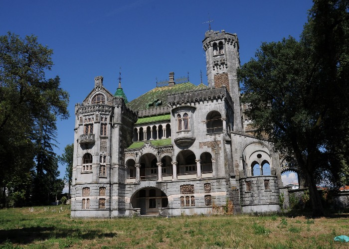 The incredible secrets of the world's most cursed mansions ...