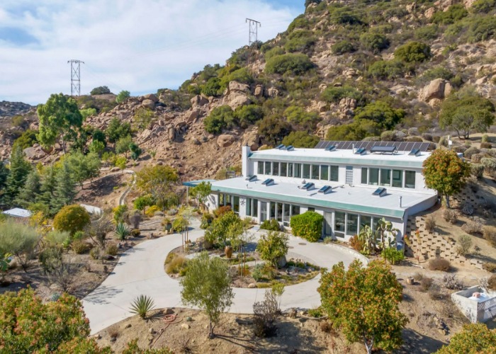7 amazing Earthship homes for sale that produce their own energy ...