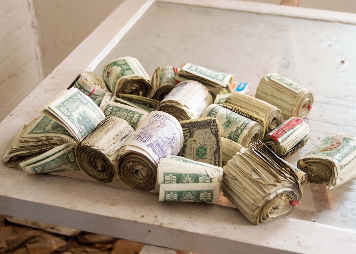 This photographer found $7,000 in an abandoned house | lovemoney.com
