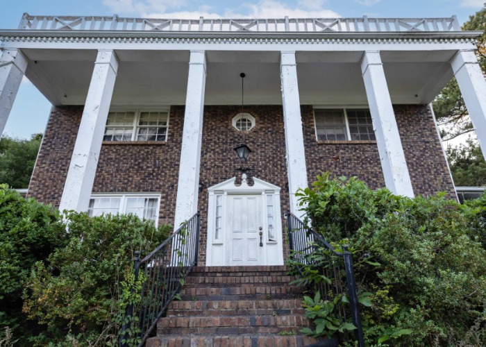 Tour this abandoned senator's house in Adamsville, Alabama ...